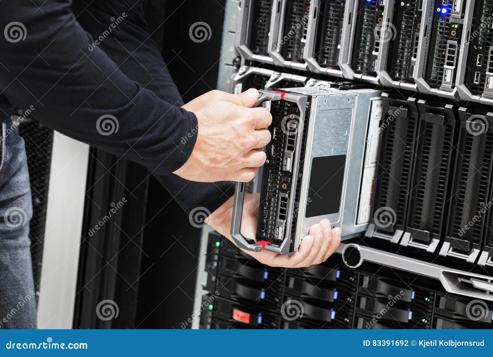 Técnico Installing Blade Server Da TI No Chassi Foto de Stock - Imagem ...