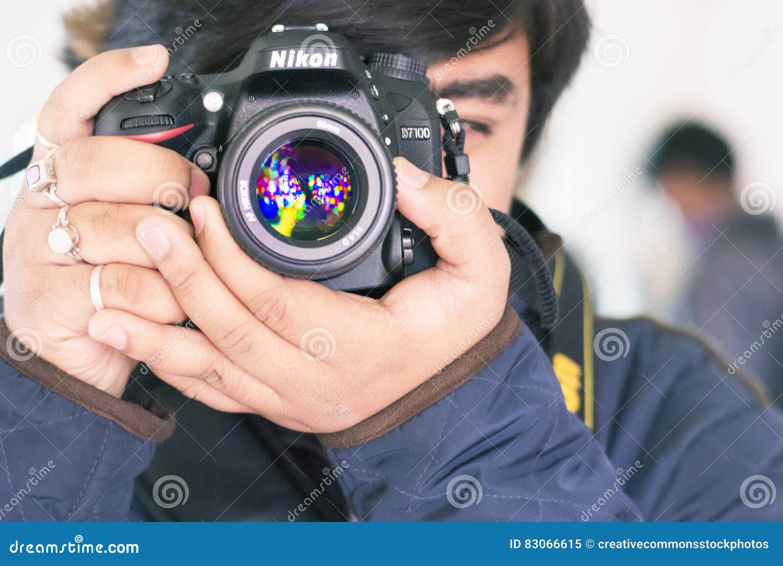 Ta En Bild Med En Nikon Kamera Bild. Bild: 83066615