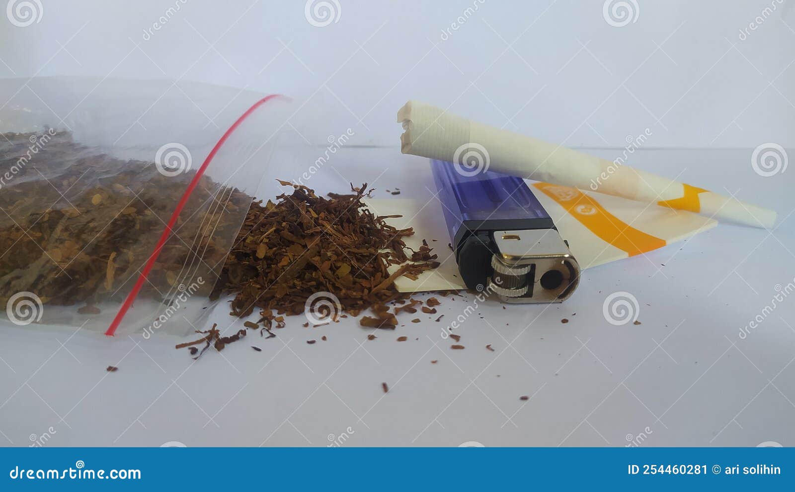 Tabaco Amarillo Enrollado En Cigarrillos Kretek Imagen de archivo ...