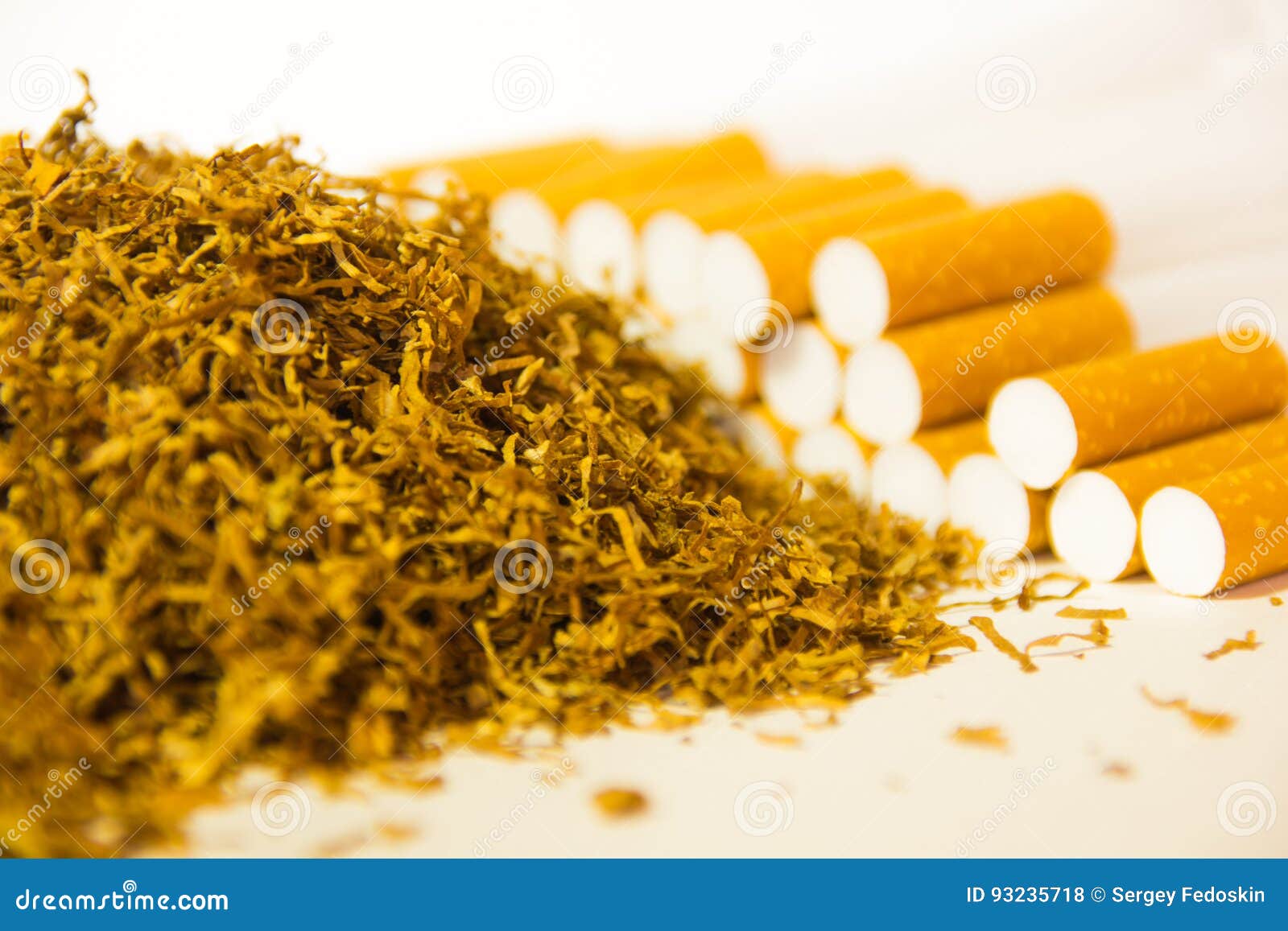 Tabaco Y Cigarrillo Aislados En Blanco Foto de archivo - Imagen de ...