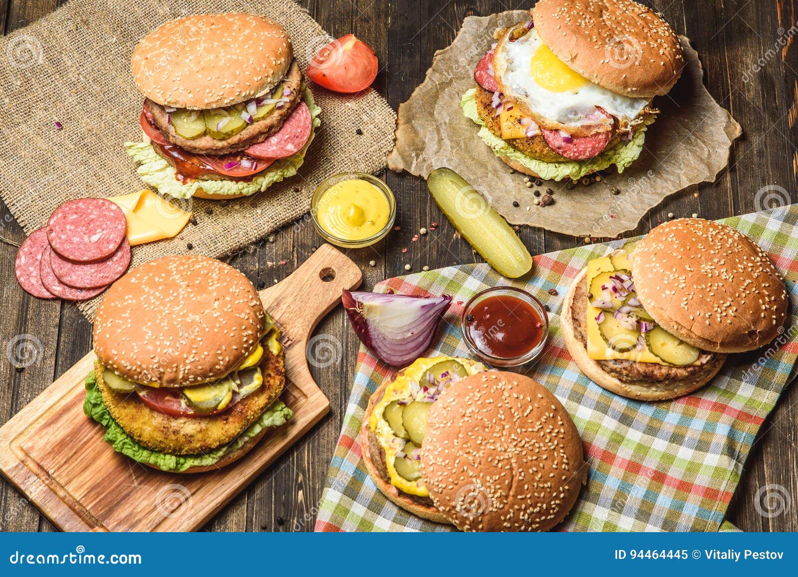 Tabela Com Hamburgueres Diferentes Imagem de Stock - Imagem de lanche ...