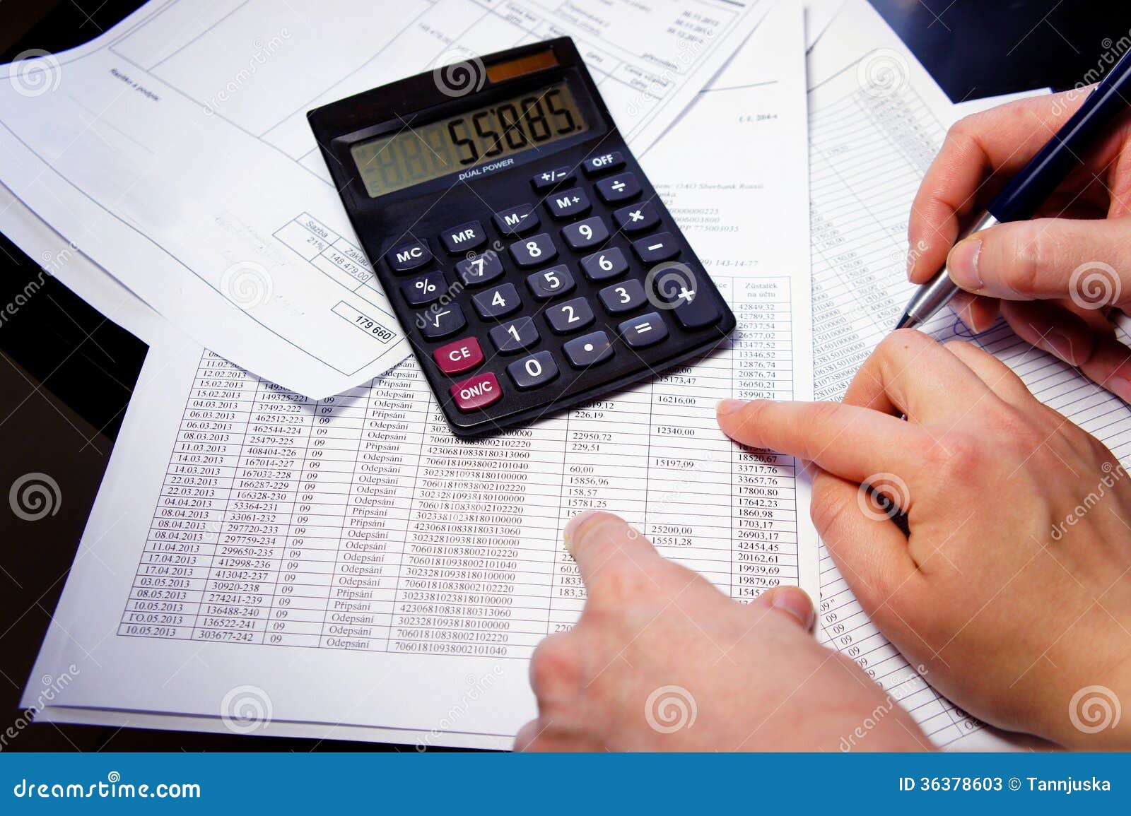 Tabela Do Escritório Com Calculadora, Pena E Original De Contabilidade ...