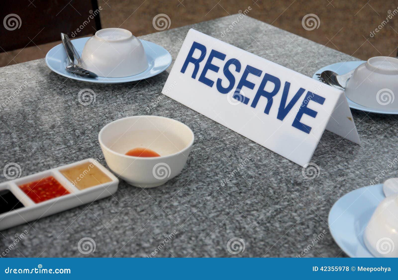 Tabela Do Restaurante Na Reserva Foto de Stock - Imagem de sinal ...