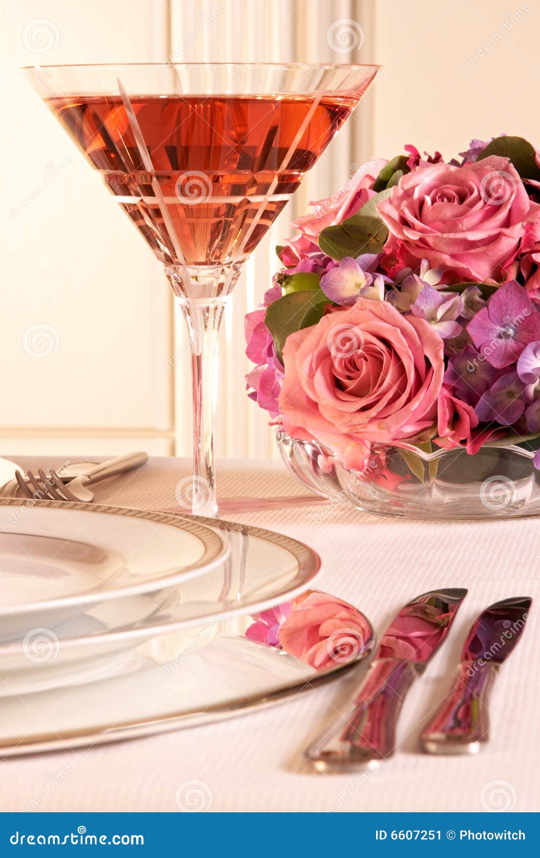 Tabela na cor-de-rosa imagem de stock. Imagem de brilhante - 6607251