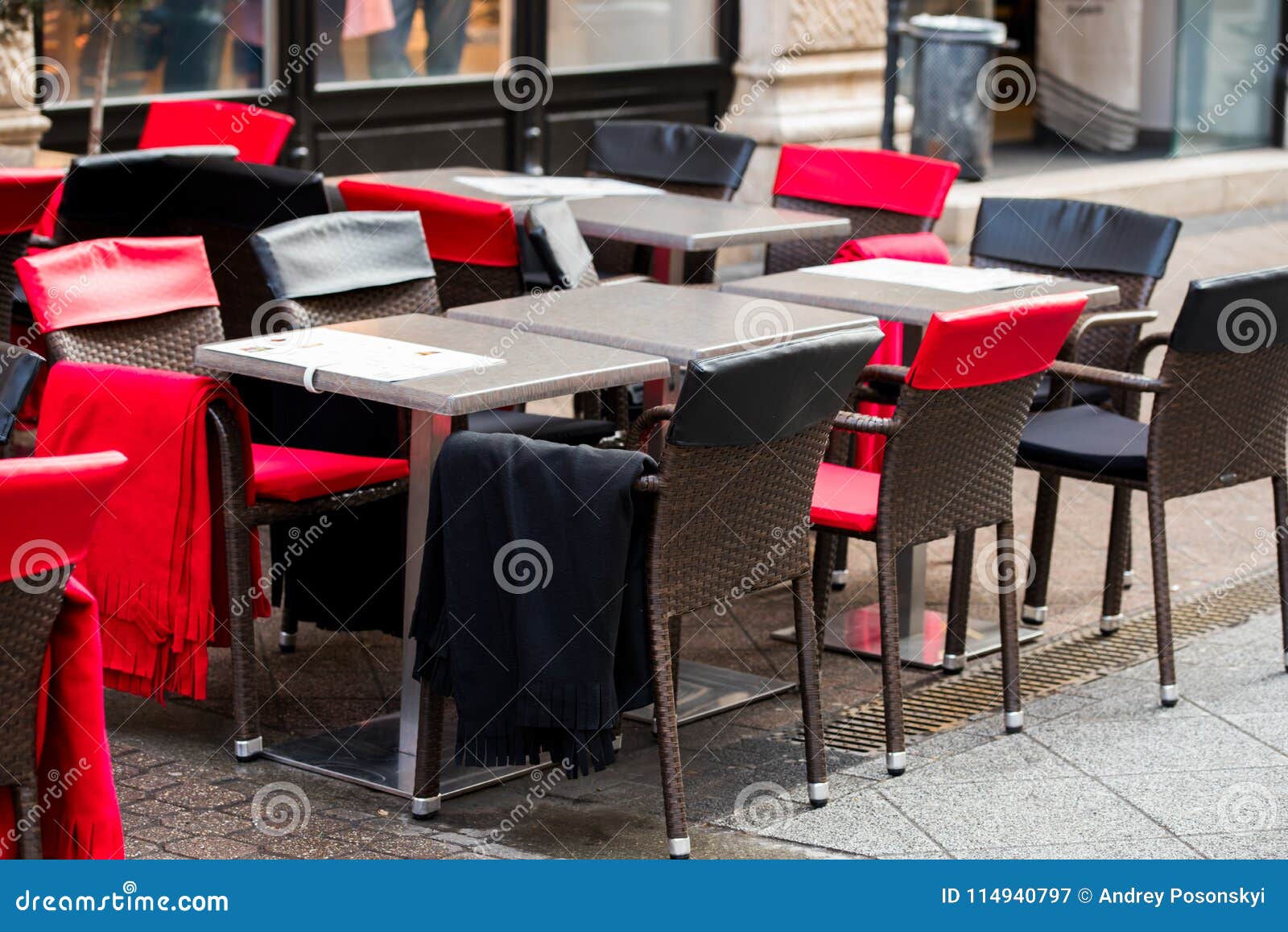 Tabelas e cadeiras na rua imagem de stock. Imagem de bonito - 114940797