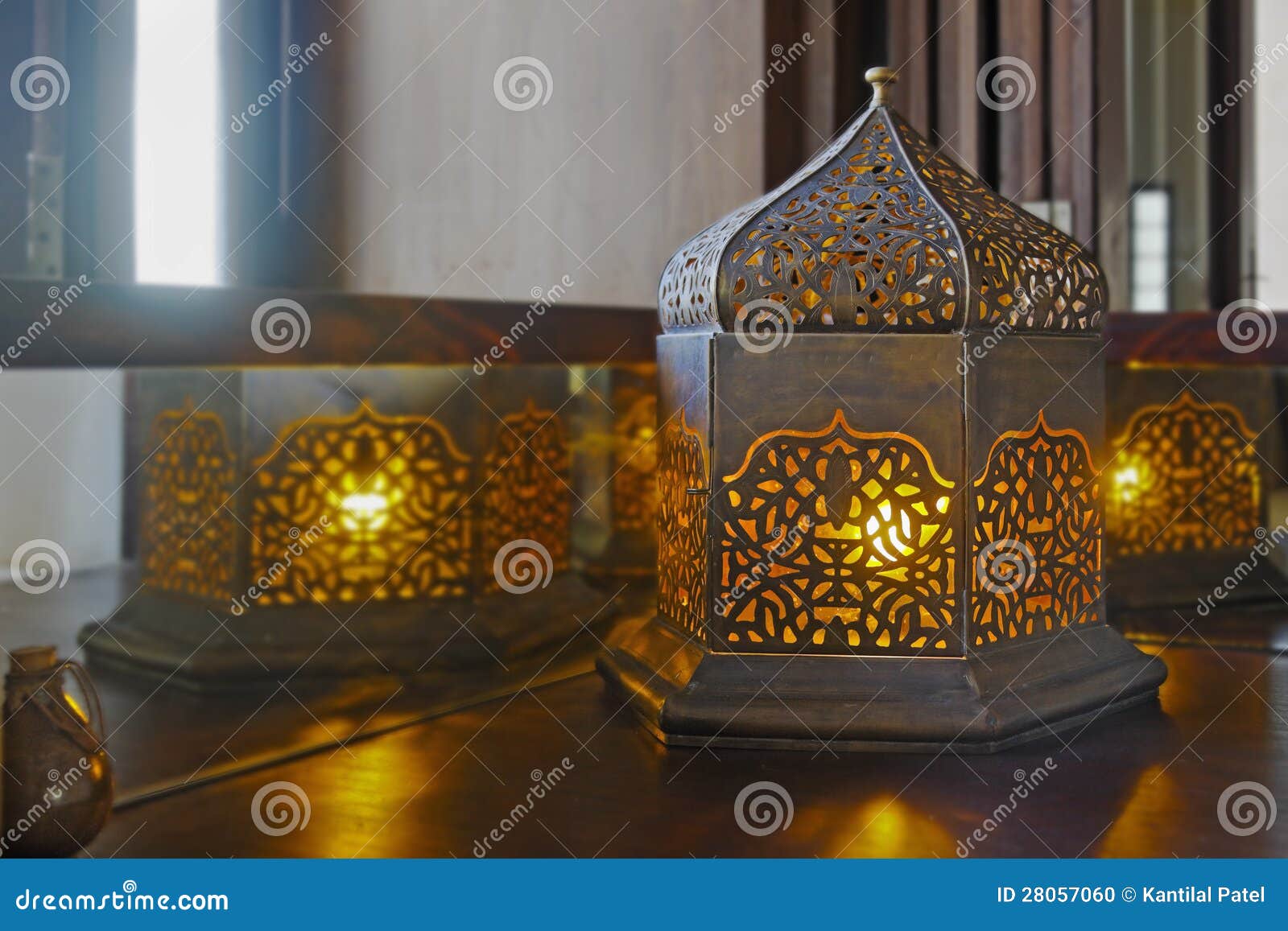 Tabella D'angolo Orientale Dell'angolo Della Lampada Di Tabella ...