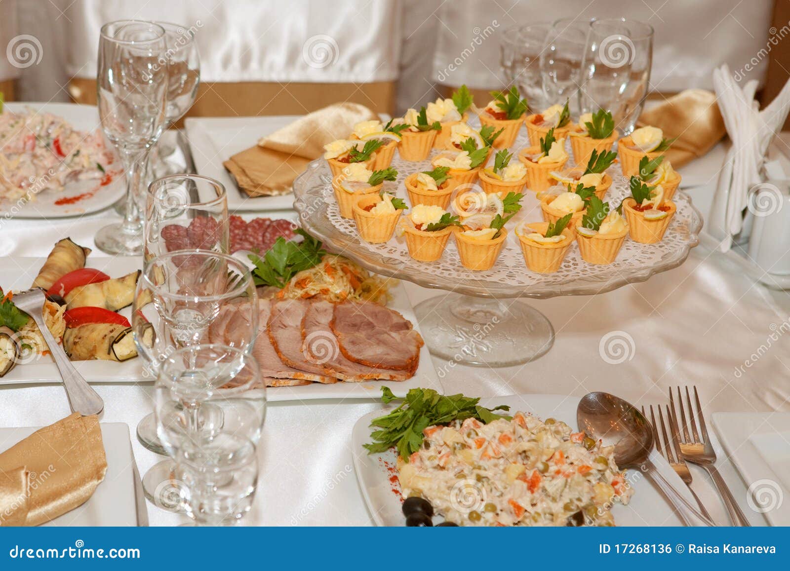 Tabella Di Banchetto Con Alimento Fotografia Stock - Immagine di casa ...