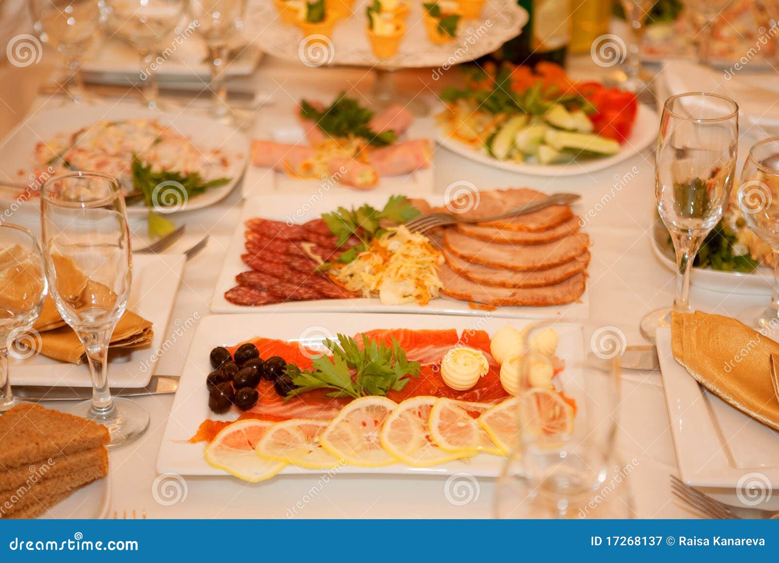 Tabella Di Banchetto Con Alimento Immagine Stock - Immagine di mela ...