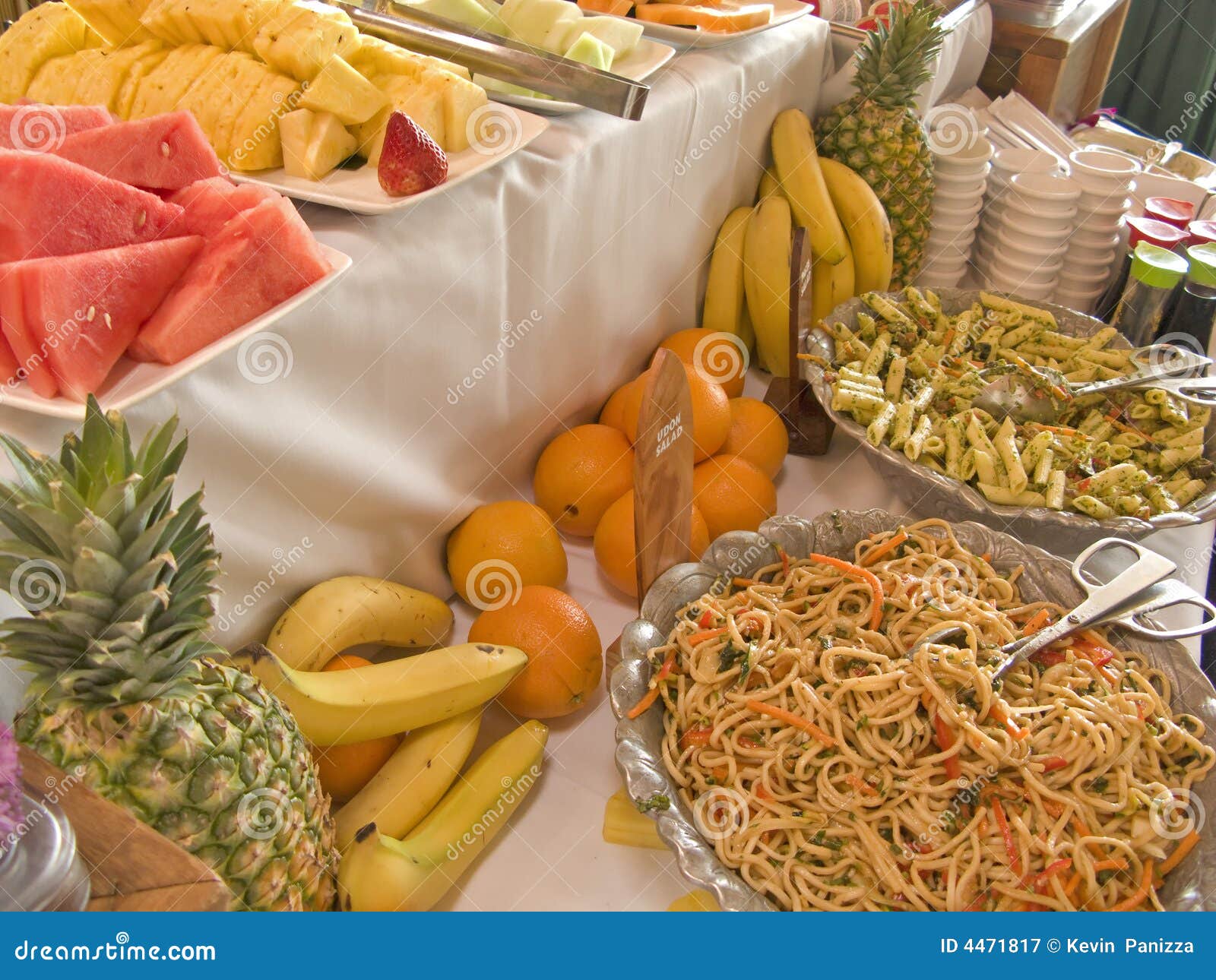 Tabella Di Buffet Dell'insalata E Della Frutta Immagine Stock ...