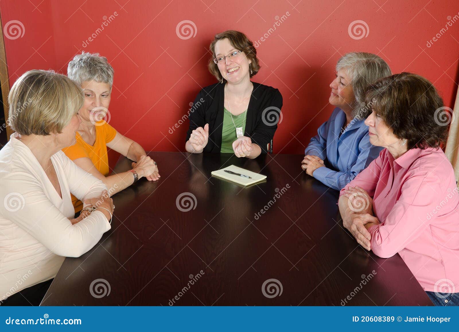 Tabella di discussione immagine stock. Immagine di anziano - 20608389