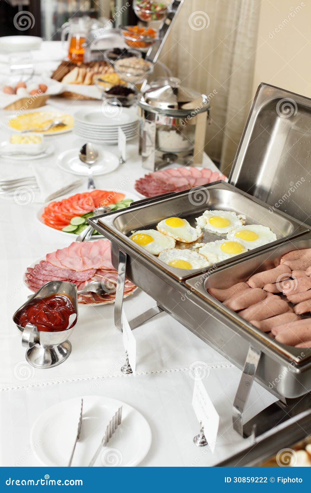 Tabelle am Restaurant Mit Unterschiedlicher Nahrung Stockfoto - Bild ...