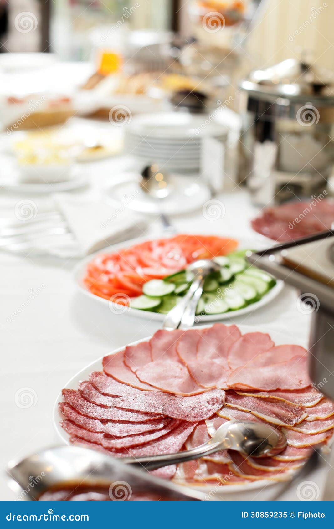 Tabelle am Restaurant Mit Unterschiedlicher Nahrung Stockbild - Bild ...