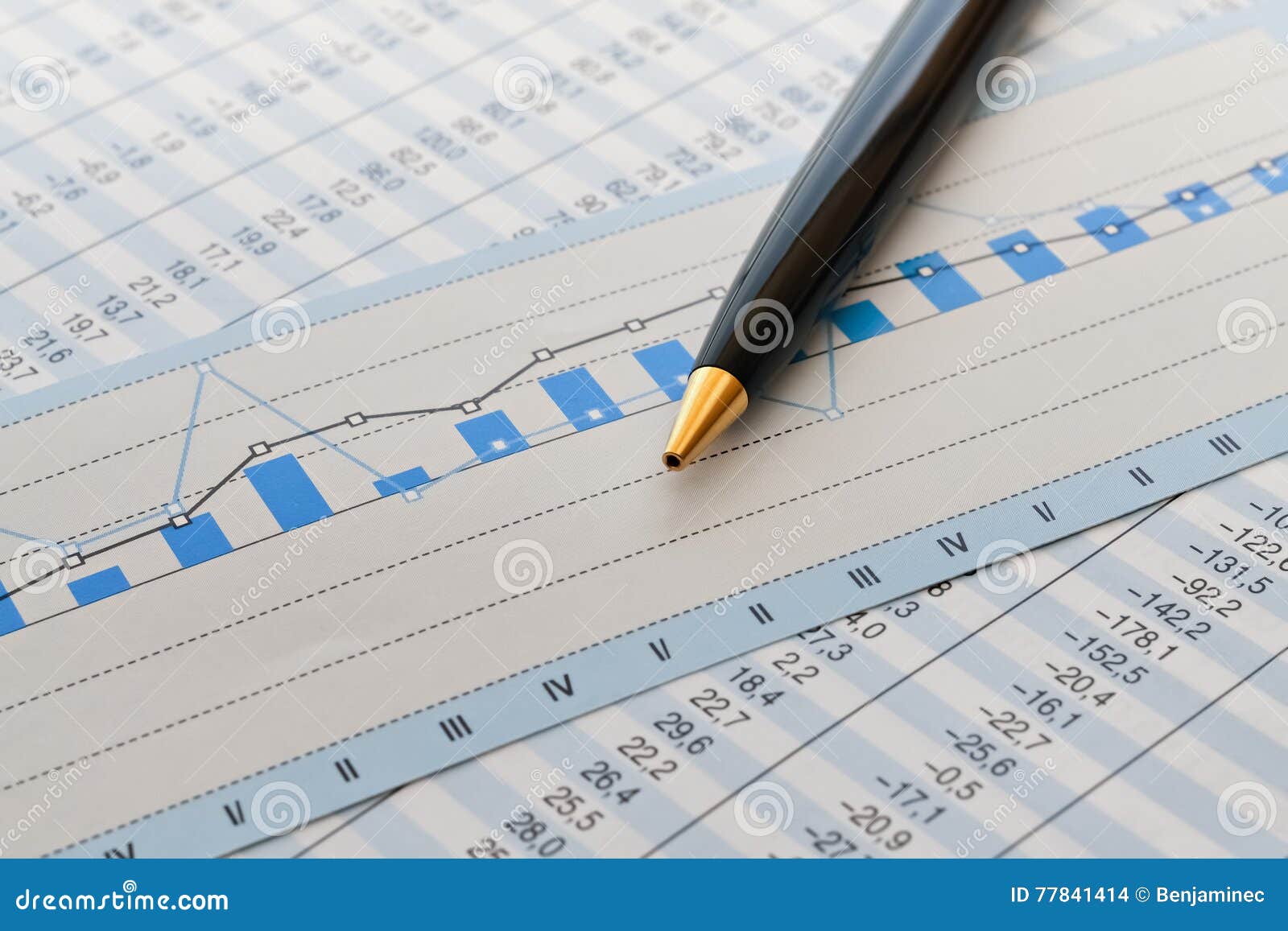 Tabellen- Und Diagrammanalyse Stockfoto - Bild von wachstum ...