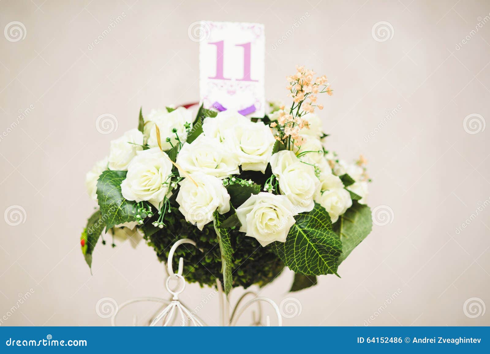 Tabellen-Zahl in den Rosen stockfoto. Bild von blume - 64152486