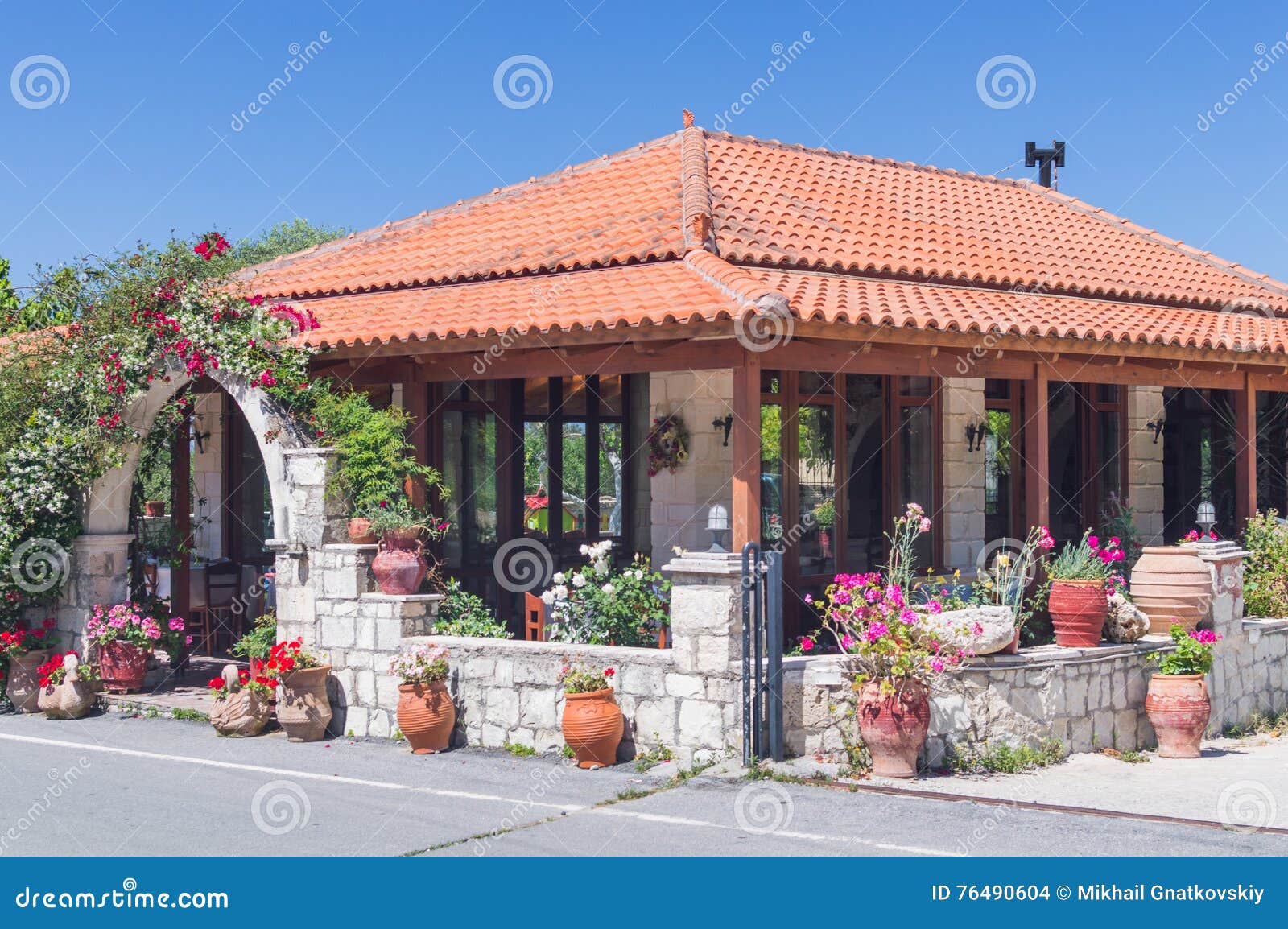 Taberna griega tradicional foto de archivo. Imagen de grecia - 76490604