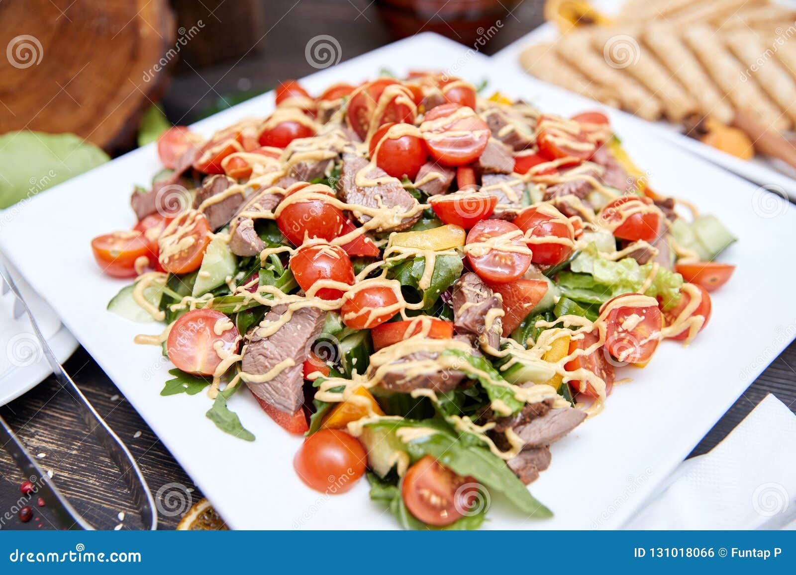 Tabla Con La Comida Platos De La Comida Fría Foto de archivo - Imagen ...