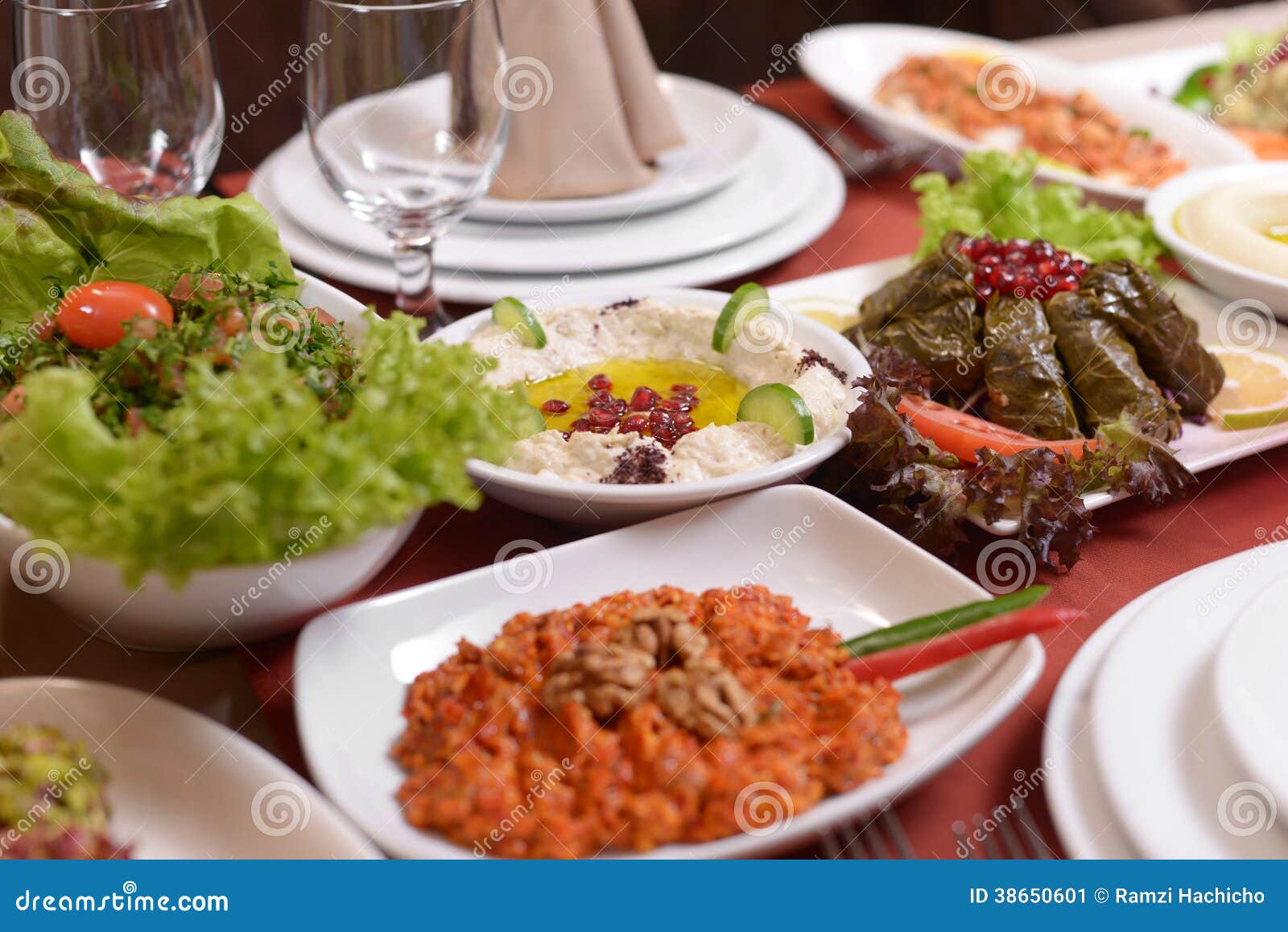 Tabla Con La Diversa Comida Libanesa Servida Imagen de archivo - Imagen ...