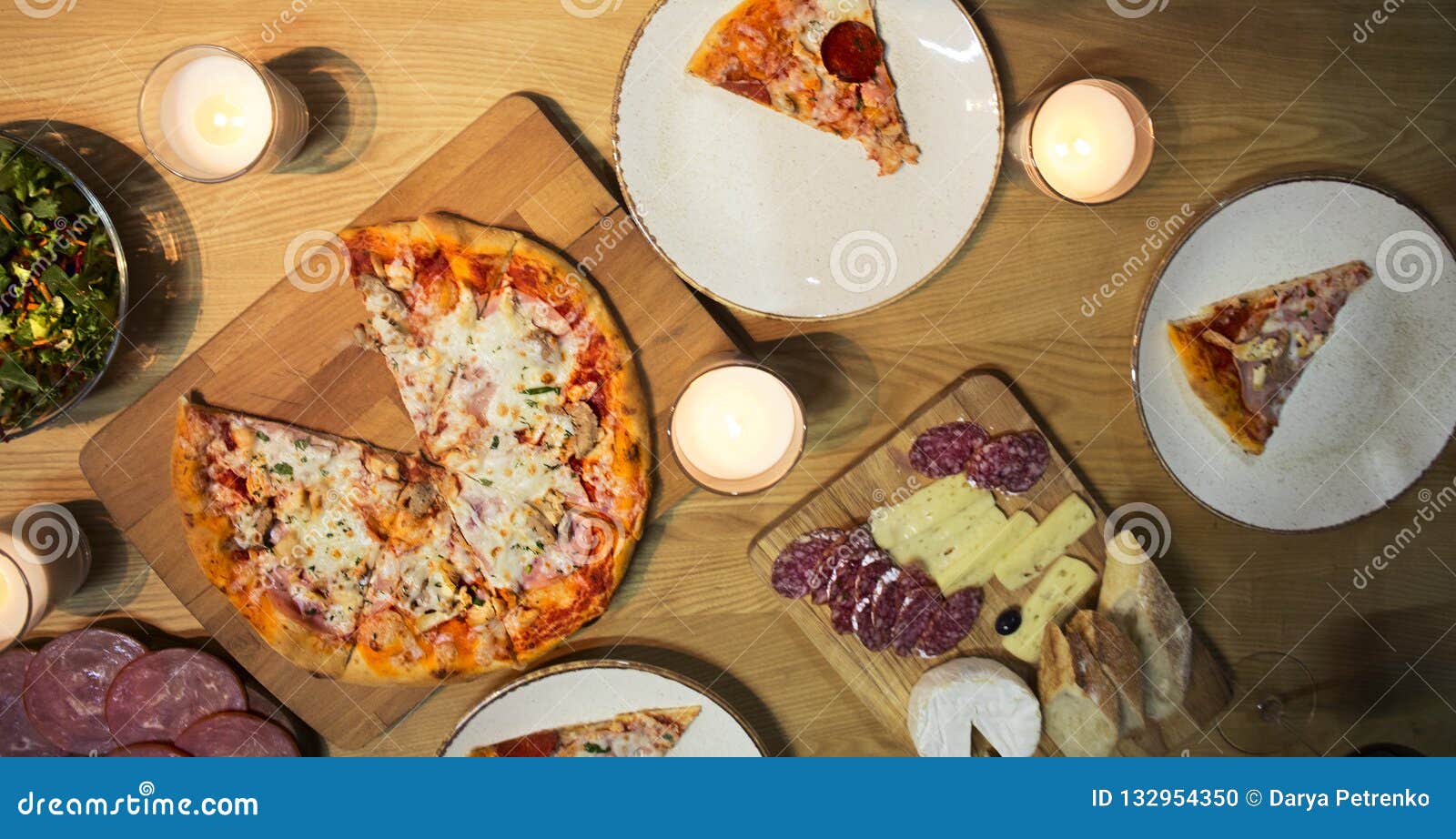 Tabla Con La Diversa Comida Servida Con El Vino Tinto Foto de archivo ...