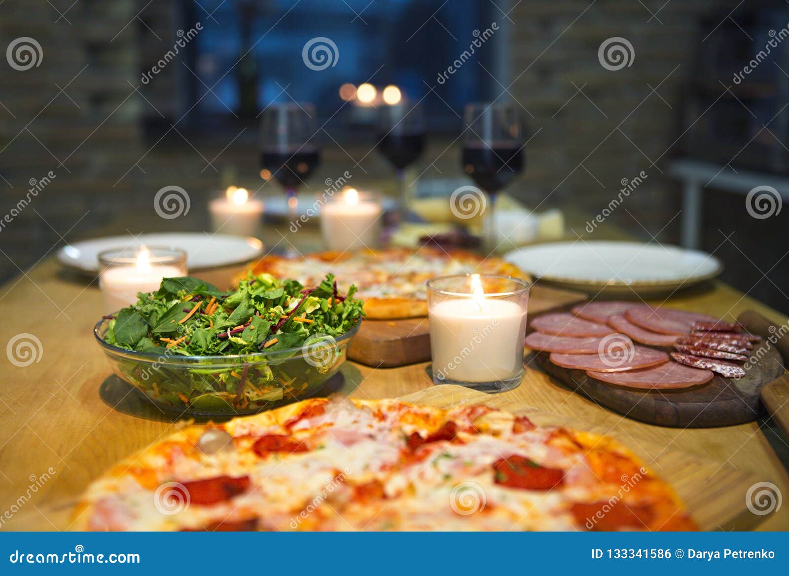 Tabla Con La Diversa Comida Servida Con El Vino Tinto Foto de archivo ...