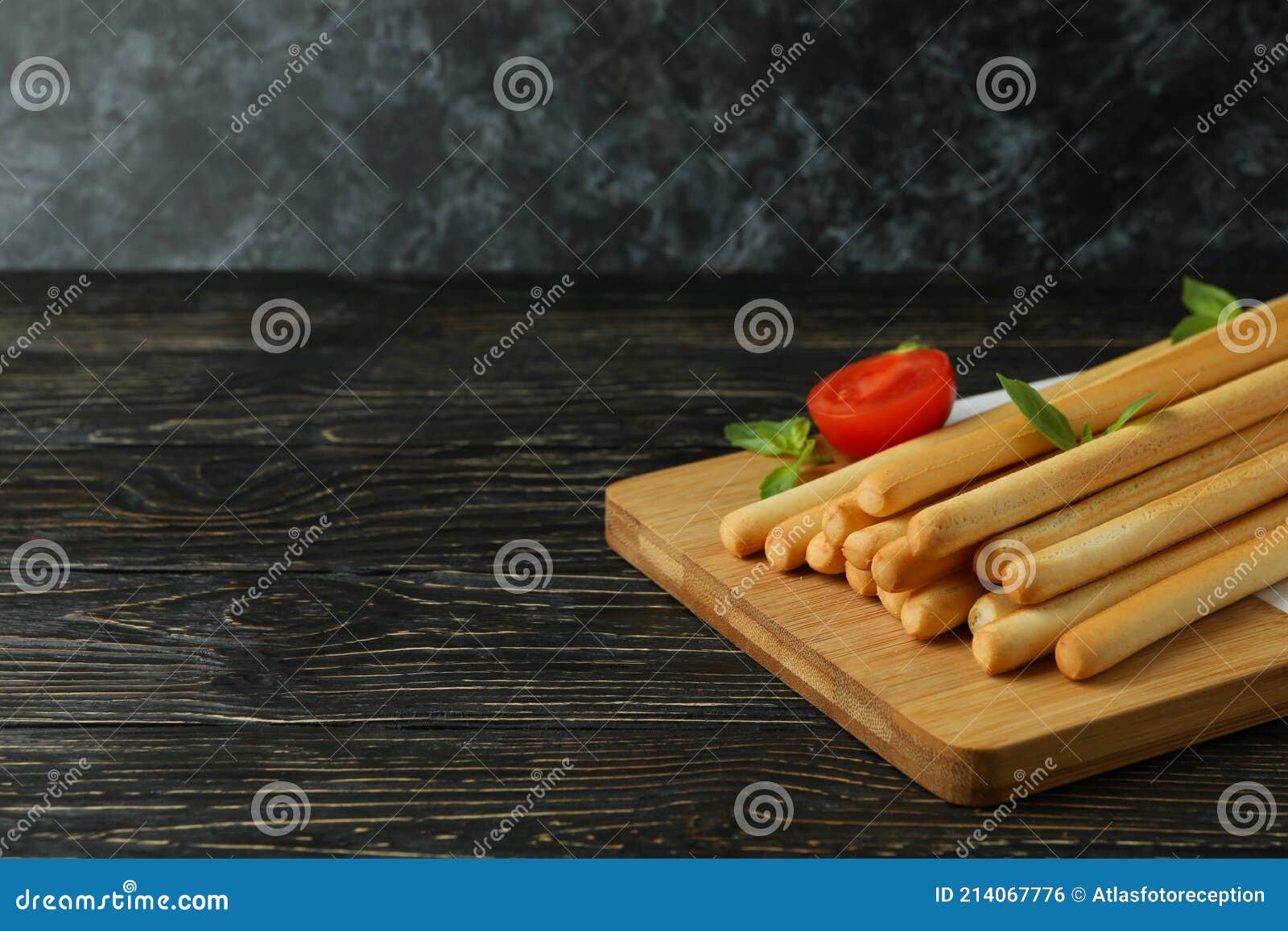 Tabla Con Palitos De Pan Grissini En Mesa De Madera Foto de archivo ...