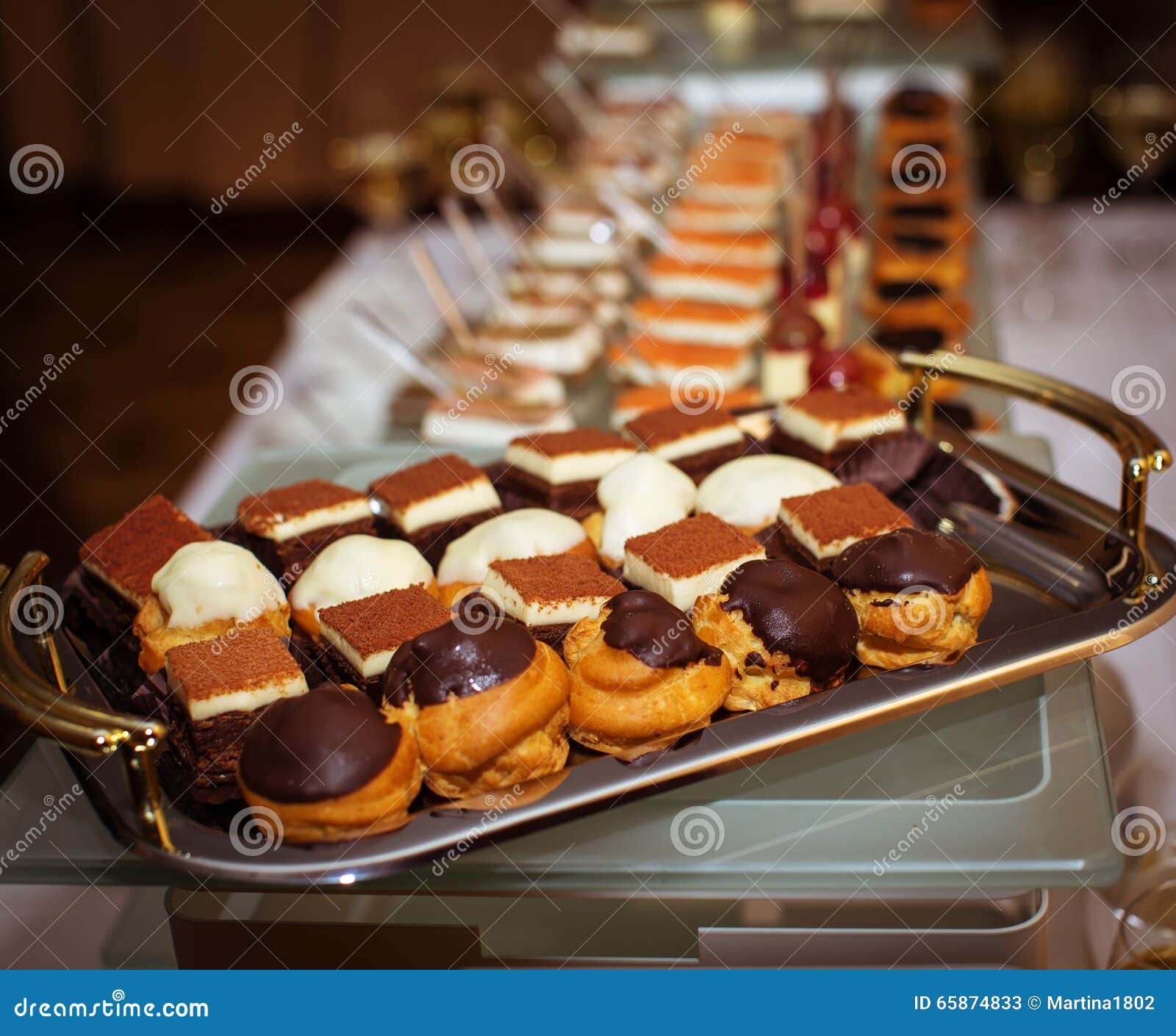 Tabla De Comida Fría Con El Postre Imagen de archivo - Imagen de ...