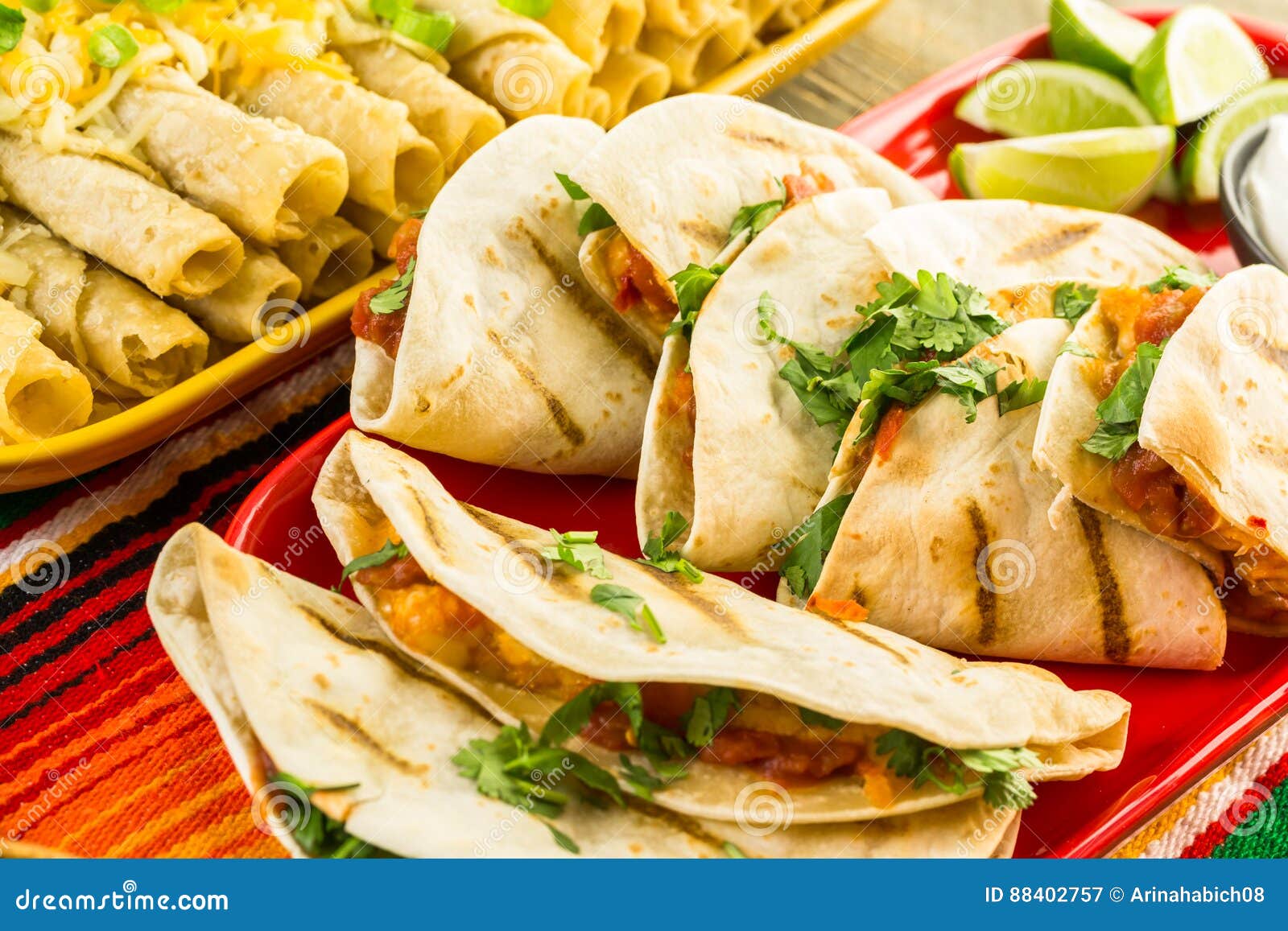 Tabla De Comida Fría De La Fiesta Imagen de archivo - Imagen de étnico ...