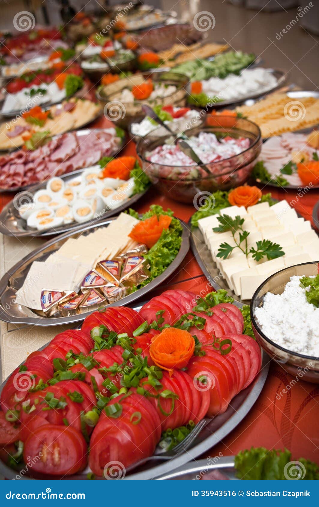 Tabla De Comida Fría Rica Del Desayuno Foto de archivo - Imagen de ...