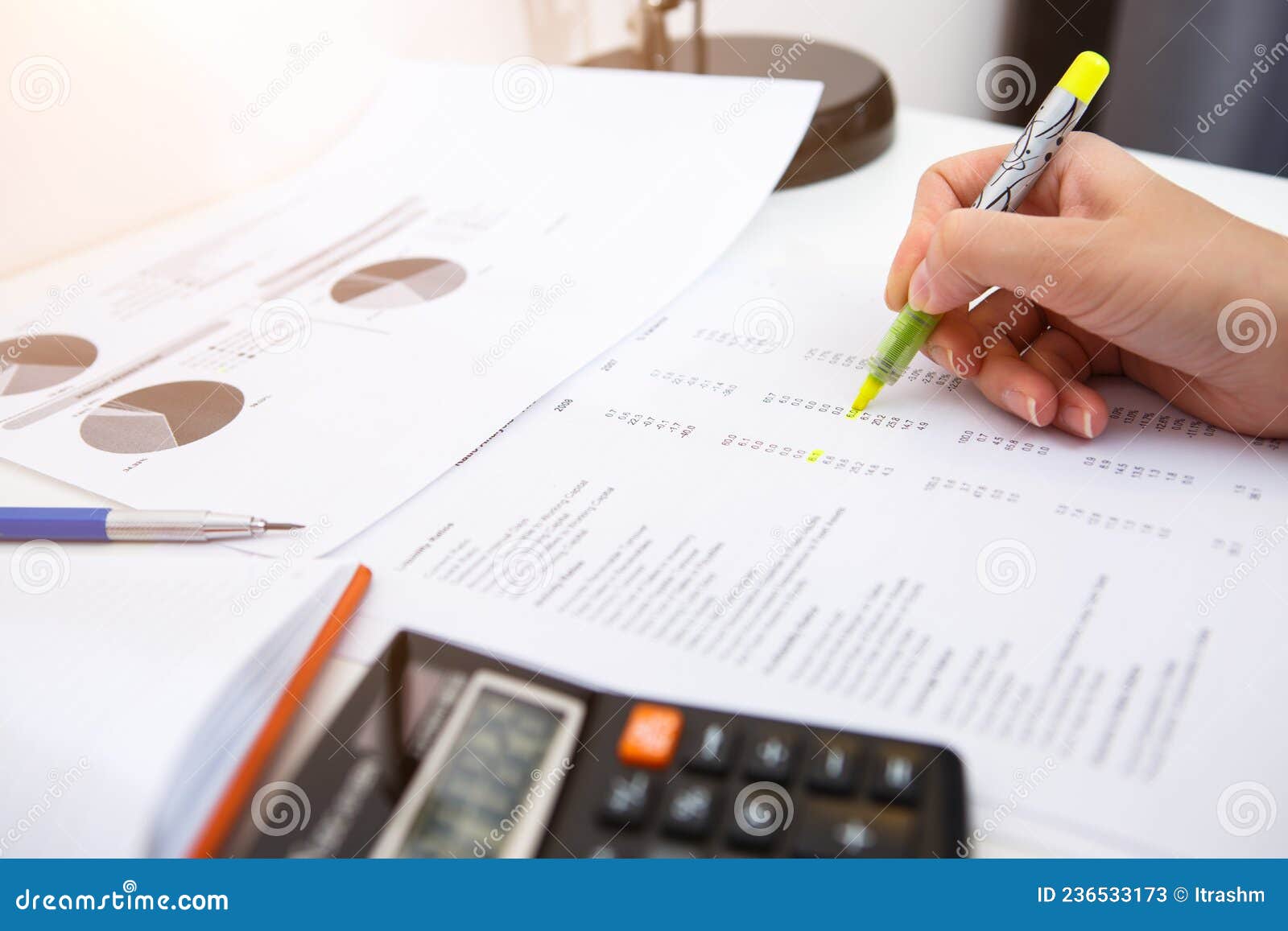 Tabla De Contables Con Papeles Imagen de archivo - Imagen de comercial ...