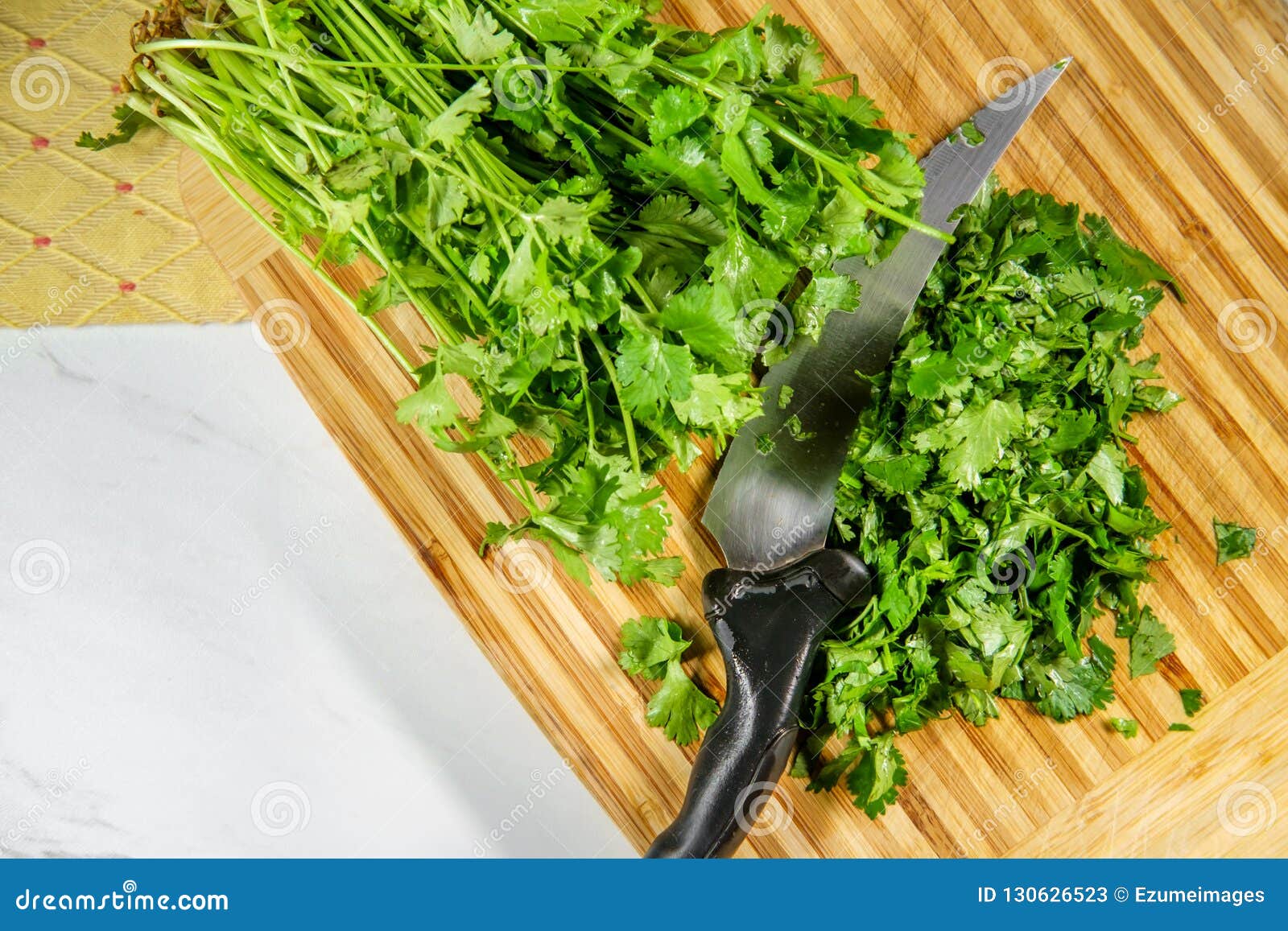 Tabla De Cortar Que Corta El Cilantro Imagen de archivo - Imagen de ...