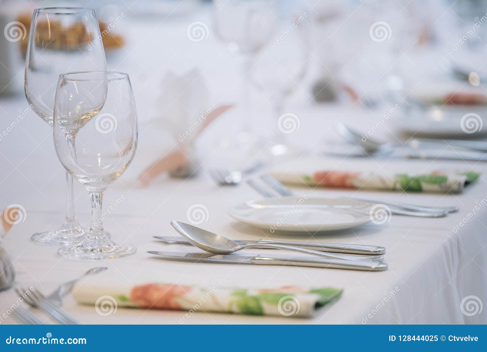 Tabla De Lujo Fijada Para Una Cena De Boda Imagen de archivo - Imagen ...