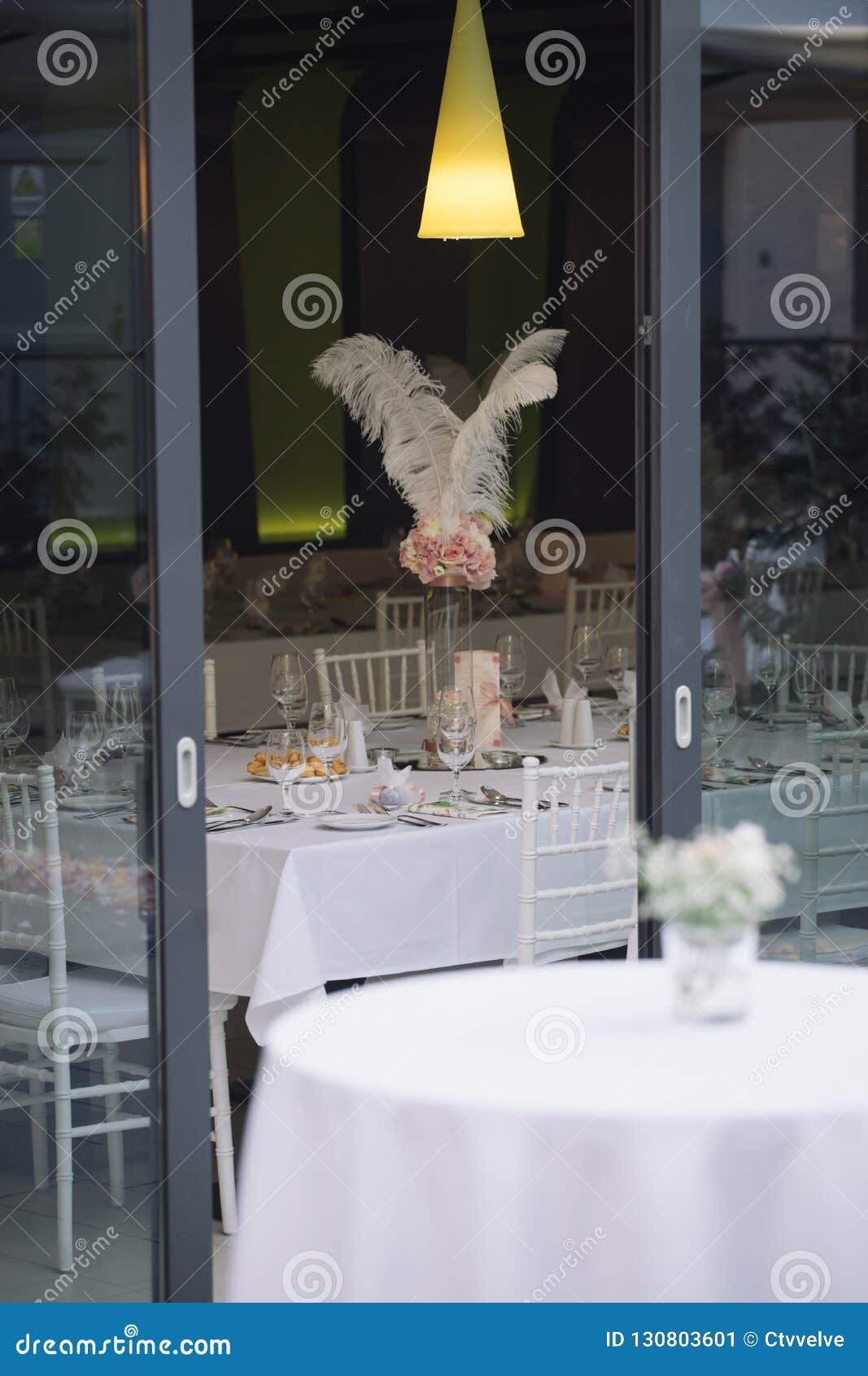Tabla De Lujo Fijada Para Una Cena De Boda Imagen de archivo - Imagen ...