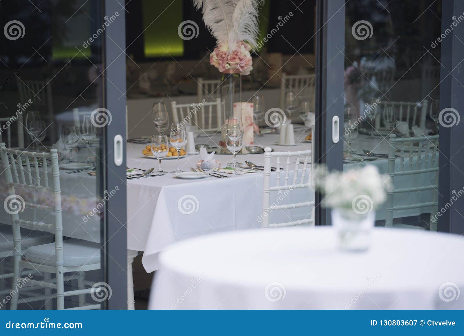 Tabla De Lujo Fijada Para Una Cena De Boda Imagen de archivo - Imagen ...