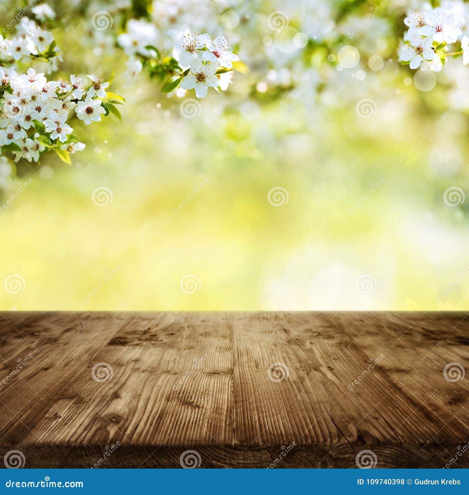 Tabla De Madera Con Los Flores De La Primavera Foto de archivo - Imagen ...