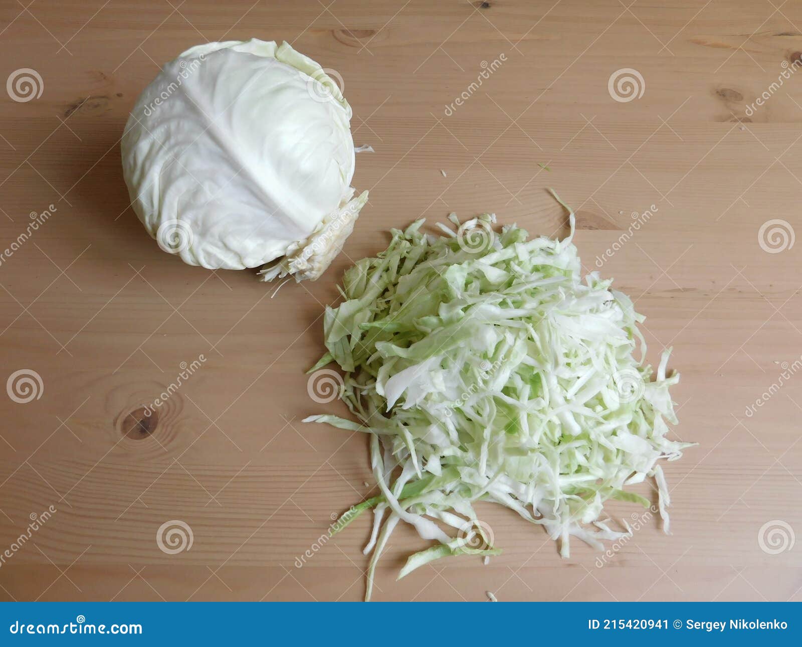 Tabla De Madera Con Repollo Cortado En La Mesa Imagen de archivo ...