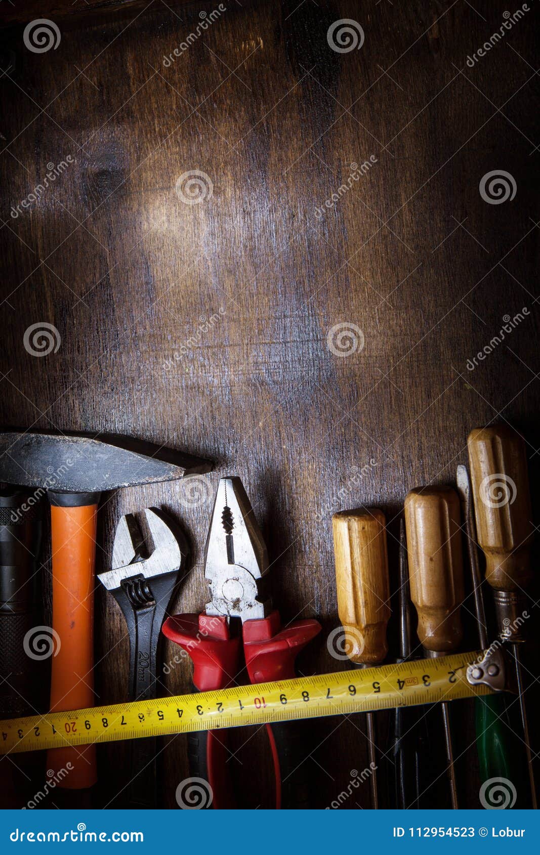 Tabla Del Trabajador Con Los Instrumentos Imagen de archivo - Imagen de ...