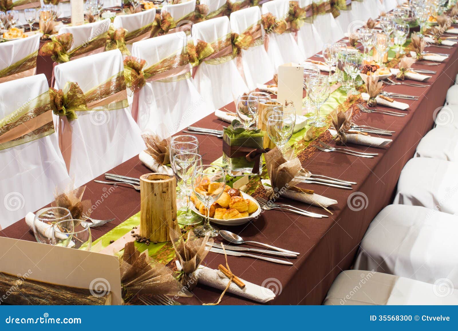 Tabla Fijada Para Una Cena De Boda Foto de archivo - Imagen de comedor ...