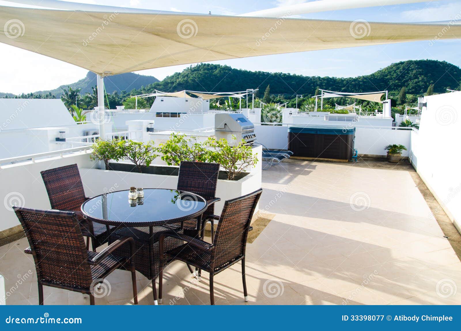 Tabla Para La Cena En Terraza Imagen de archivo - Imagen de patio ...