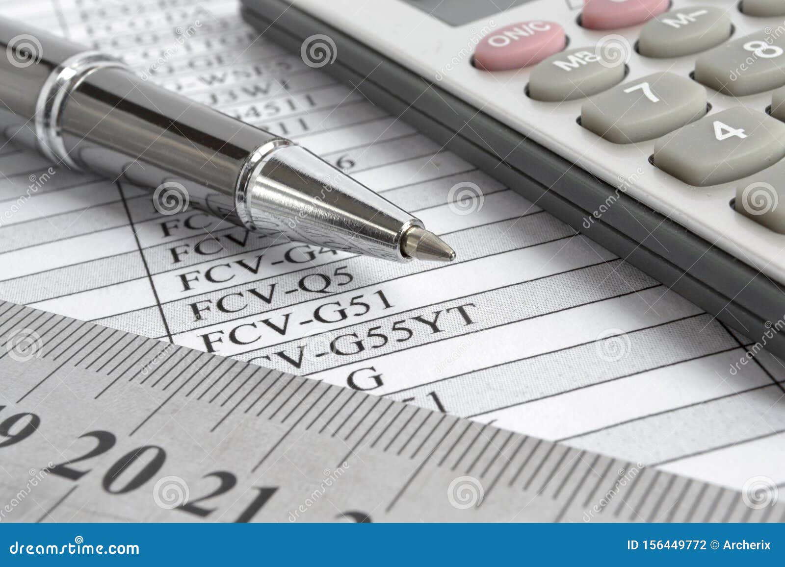 Tabla, regla y calculadora foto de archivo. Imagen de global - 156449772