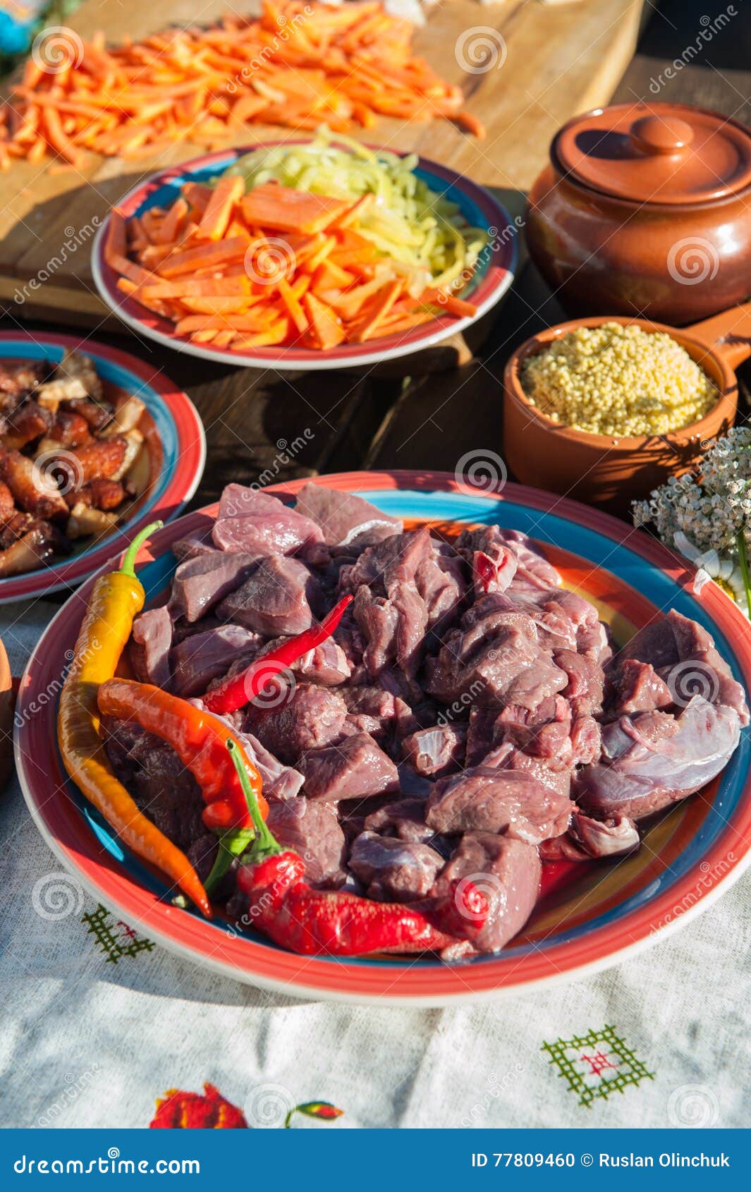 Tabla Rusa Con La Carne Cruda Foto de archivo - Imagen de georgiano ...