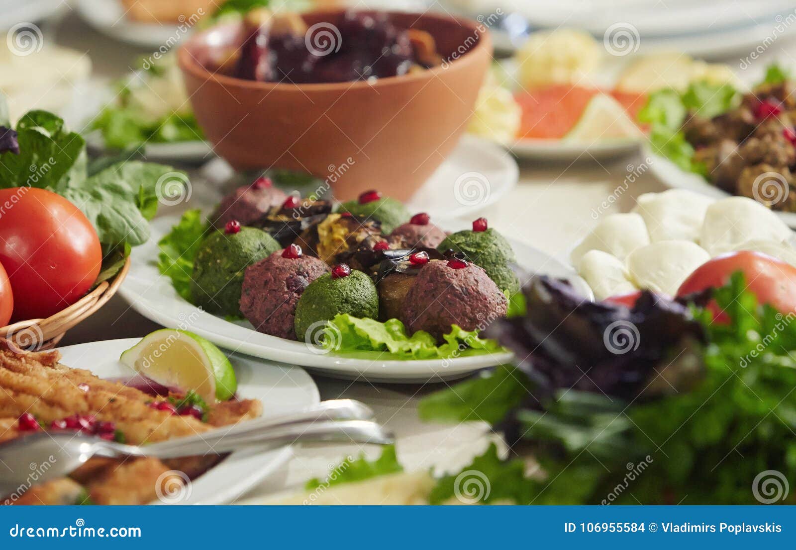 Tabla Servida Con Diversas Comidas Foto de archivo - Imagen de nadie ...