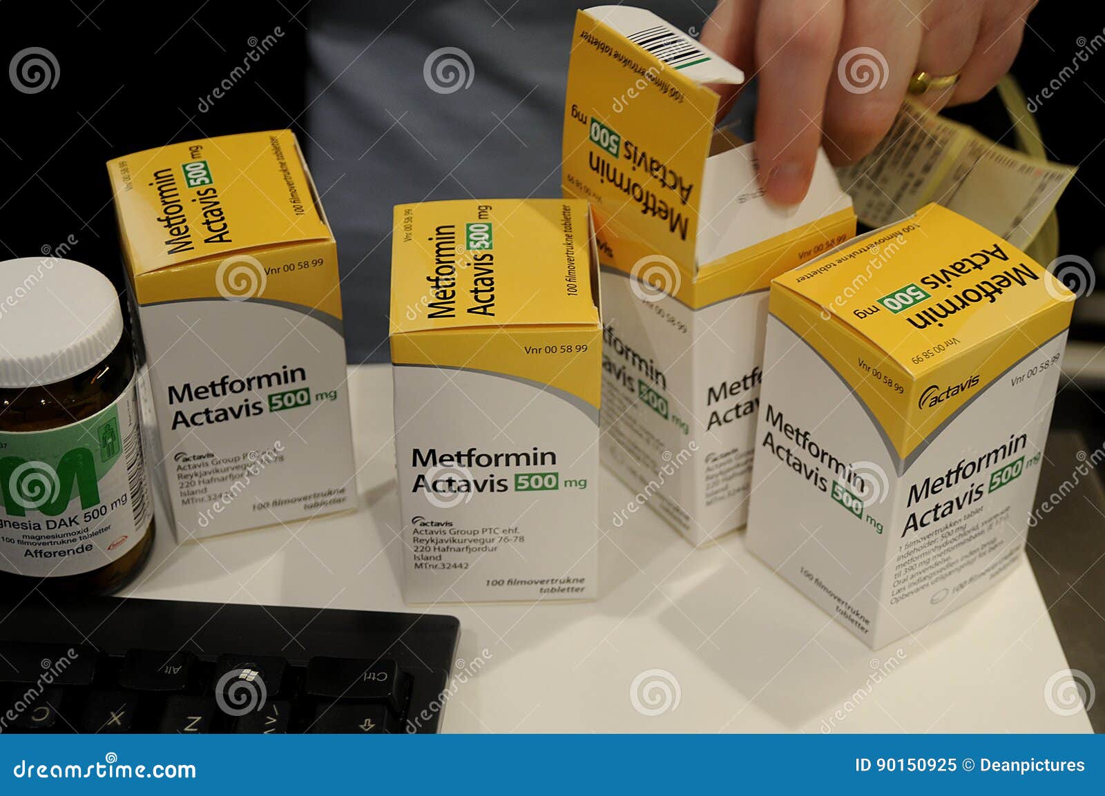 TABLAS DE LA MEDICINA DE METFORMIN ACTAVIS Imagen editorial - Imagen de ...