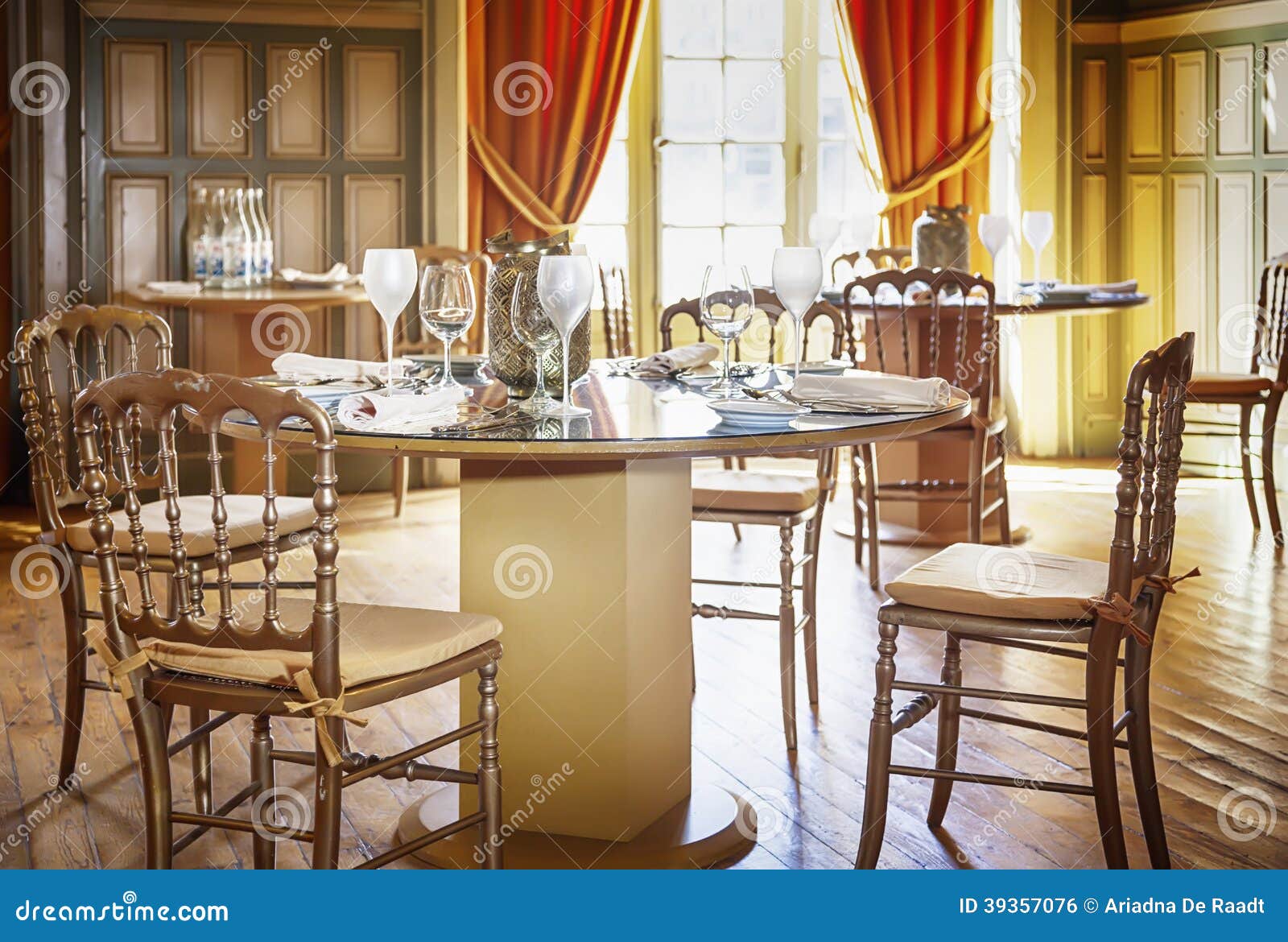 Table Classique De Restaurant Photo stock - Image du classique, festif ...
