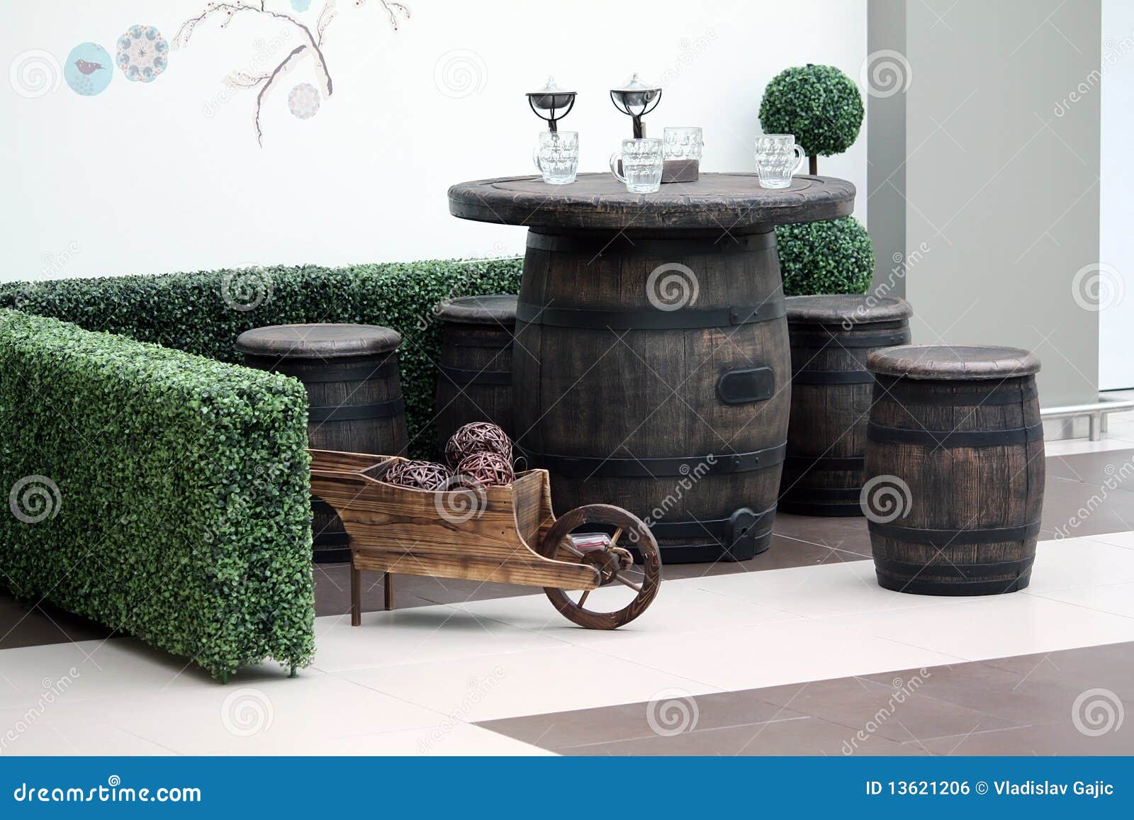 Table de baril photo stock. Image du bière, baril, boisson - 13621206