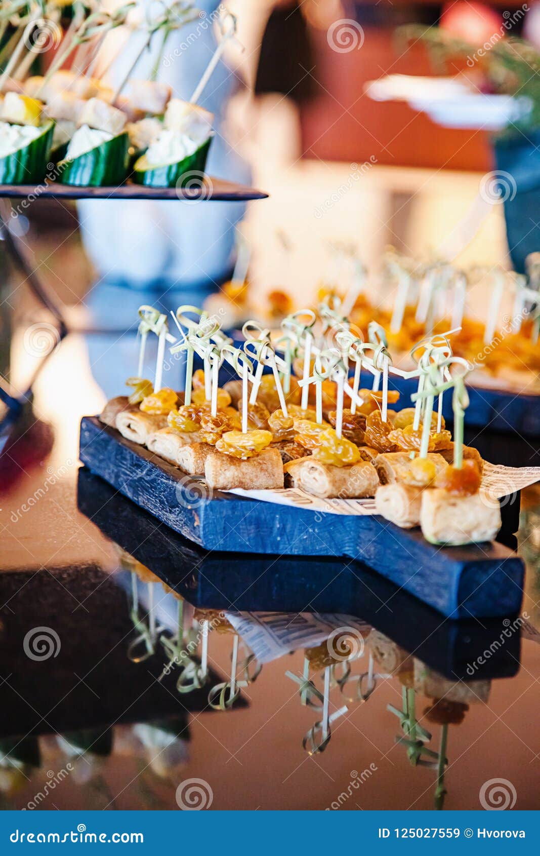 Table De Buffet Avec Des Bonbons Et Des Fruits Image stock - Image du ...