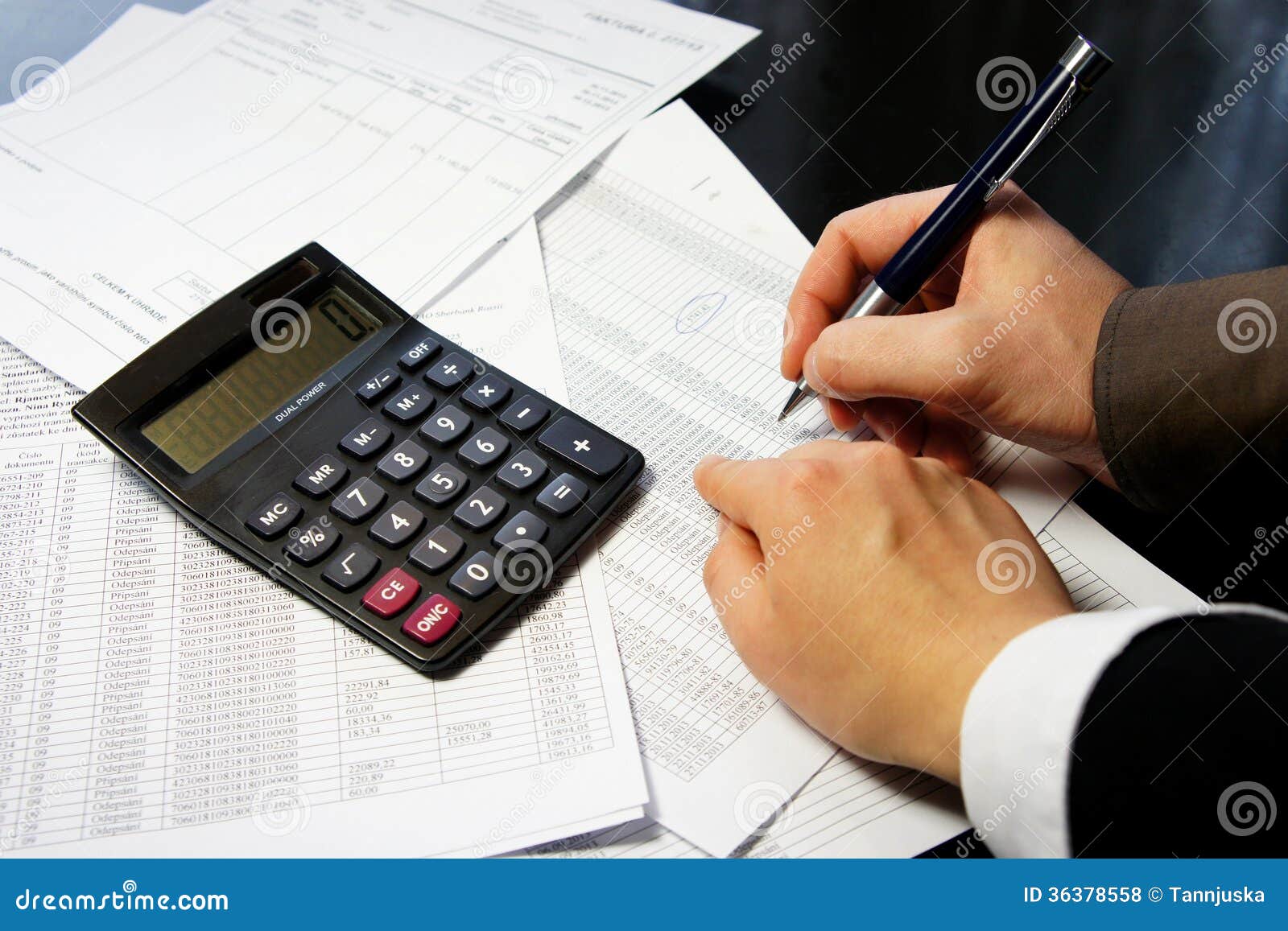 Table De Bureau Avec La Calculatrice, Le Stylo Et Le Document Comptable ...