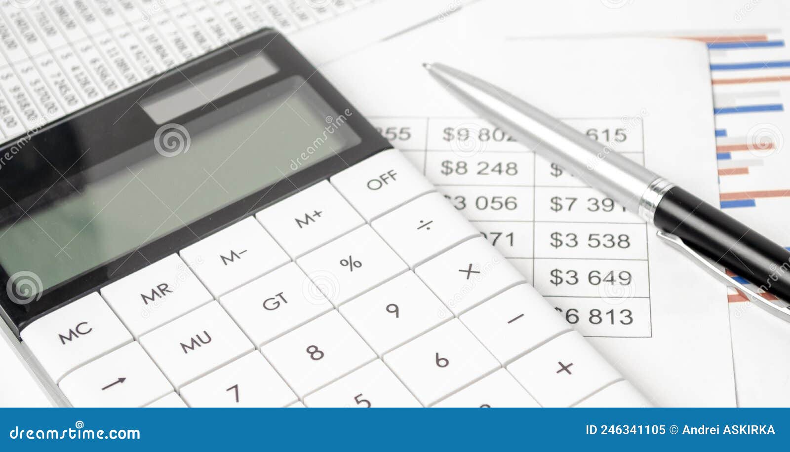 Table De Bureau Avec Stylo De Calcul Et Document Comptable Image stock ...