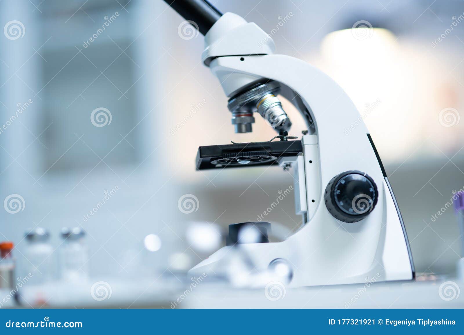 Table de laboratoire image stock. Image du pharmaceutique - 177321921