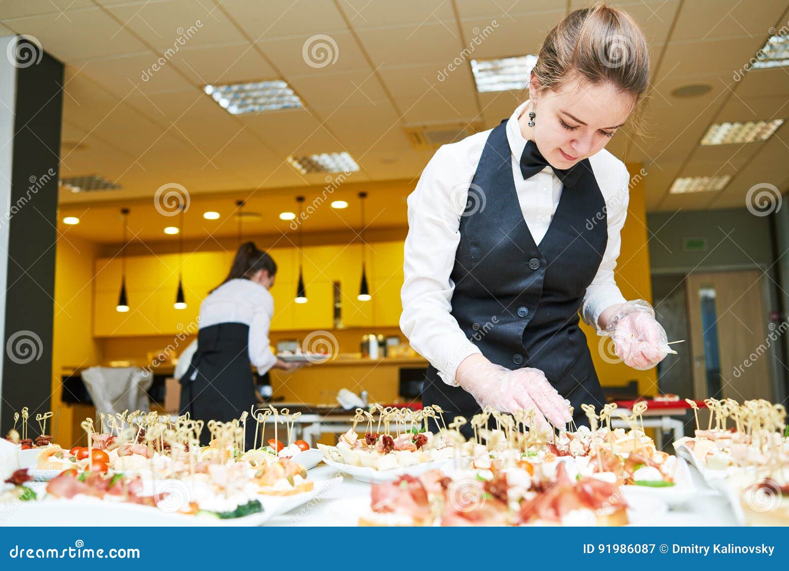 Table De Portion De Serveuse De Restaurant Avec La Nourriture Image ...