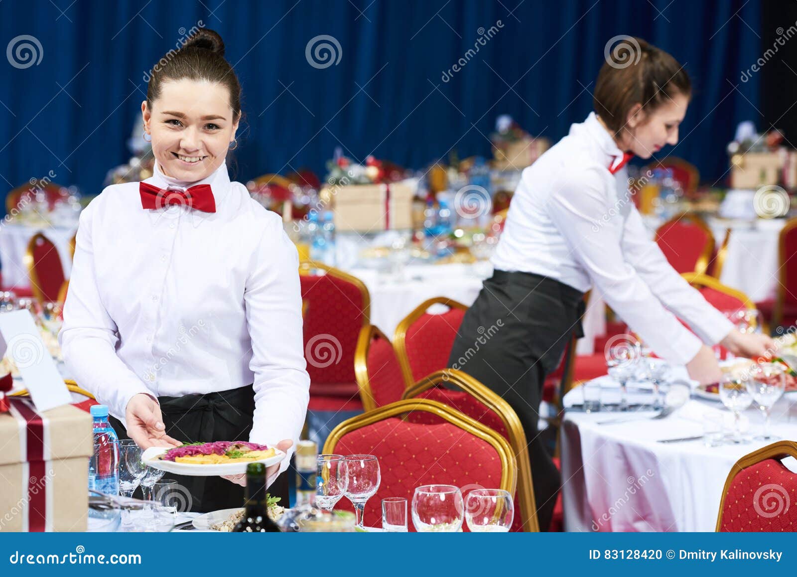 Table De Portion De Serveuse De Restaurant De Restauration Avec La ...