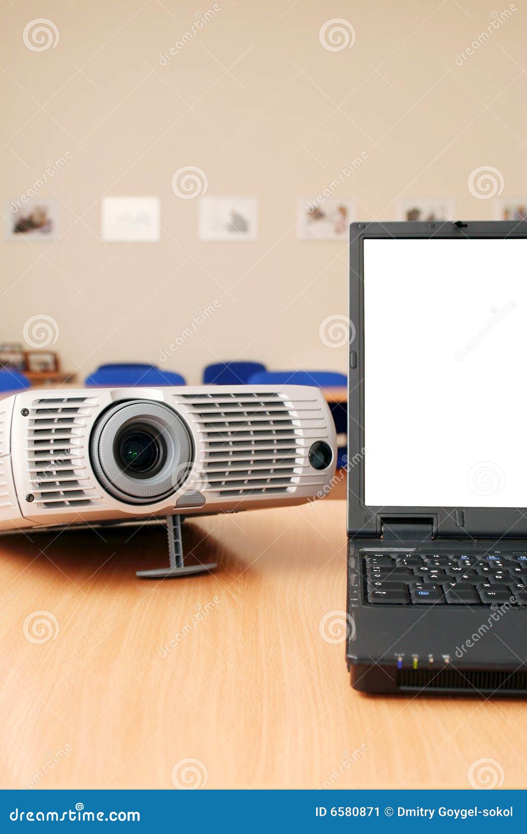 Table De Projecteur De Bureau D'ordinateur Portatif Image stock - Image ...